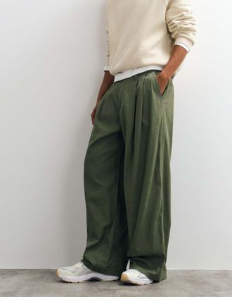 Weekday Oversize-Chinohose in Khaki-Gr&uuml;n