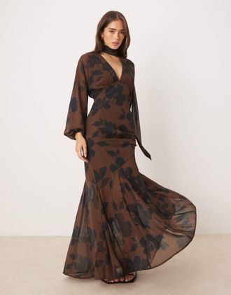 Pretty Lavish Robe longue &agrave; imprim&eacute; abstrait avec manches chauve-souris et foulard - Chocolat-Marron