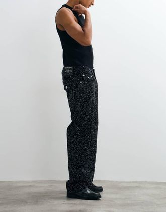 True Religion Bobby - Weit geschnittene Denim-Jeans in Schwarz mit Pattentasche, Big-T-Ziernaht und Strassverzierung