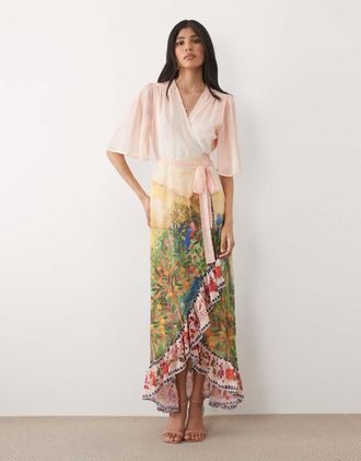 Hope & Ivy Maxi-Wickelkleid in Rosa mit Flatter&auml;rmeln und floralem Bord&uuml;renprint