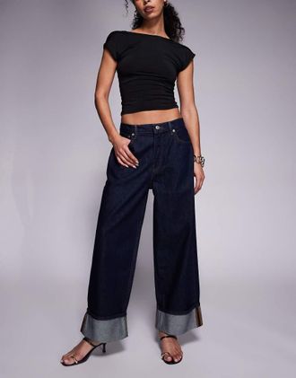 Good American Good Standard - Weite Jeans in schwarzer und dunkelblauer Waschung mit Umschlag