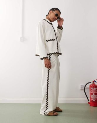 Reclaimed Vintage Édition limitée - Reclaimed Vintage - Pantalon densemble en lin avec bandes festonnées-Neutre