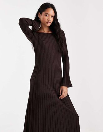 Vero Moda Premium Maxikleid mit U-Boot-Ausschnitt, langen &Auml;rmeln und Rippstruktur in Schokobraun