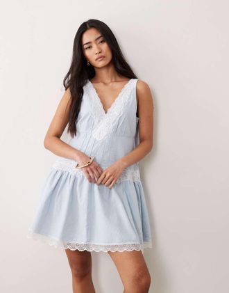 Miss Selfridge Robe en denim de chambray m&eacute;lang&eacute; &agrave; dentelle - Bleu d&eacute;lav&eacute;