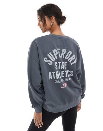 Superdry Athletic Essentials - Sweatshirt in Anthrazit/Wollweiß mit Rundhalsausschnitt und Print-Grau