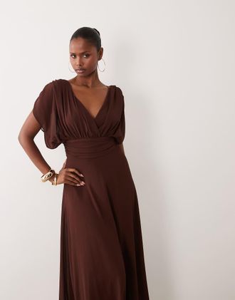 Tfnc Brautjungfern-Maxikleid aus plissiertem Chiffon in Schokobraun