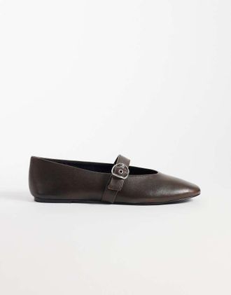 Mango chaussure plate en cuir avec d&eacute;tail de bride marron