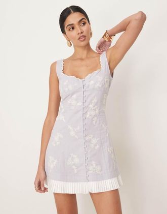 Asos Robe courte boutonnée et festonnée avec ourlet plissé et broderie florale-Violet