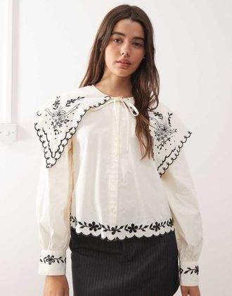 Reclaimed Vintage Oversize-Hemdbluse in Cremeweiß mit besticktem Kragen-Bunt