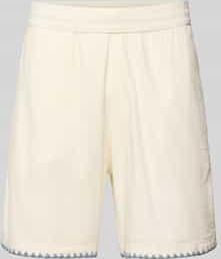 Review Shorts mit umstochener Kante