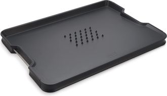 Joseph Joseph Cut&Carve Plus - Rutschfestes, multifunktionales, doppelseitiges Schneidebrett für die Zubereitung von Speisen und zum Schnitzen - spülmaschinenfest, 