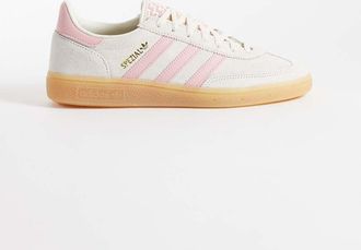 adidas Originals Handball Spezial baskets en blanc cass&eacute; et rose avec semelle gomme