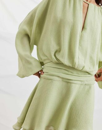 NA-KD robe courte &agrave; manches longues avec ouverture goutte deau verte