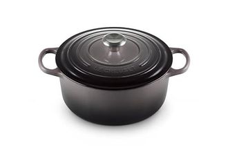 LE CREUSET Le Creuset Signature Gusseisen-Bräter mit Deckel, Ø 28 cm, Rund, Für alle Herdarten und Induktion geeignet, Volumen: 6,7 l, 6,125 kg, Flint, 211772844