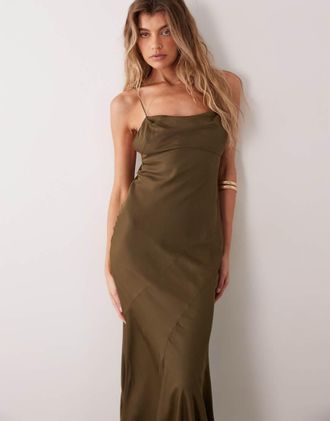 Asos Maxikleid aus Satin mit N&auml;hten, Fishtail-Saum, Spaghettitr&auml;gern, tiefem R&uuml;cken und Bindeb&auml;ndern mit Quasten in Olivgr&uuml;n-Multi