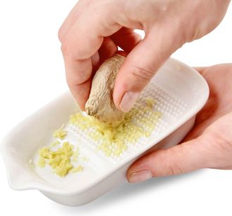 Fackelmann Fackelmann Ingwerreibe, Reibe aus Keramik f&uuml;r Ingwer und Knoblauch, Gew&uuml;rzreibe mit Antirutschf&uuml;&szlig;en (Farbe: Creme), Menge: 1 St&uuml;ck