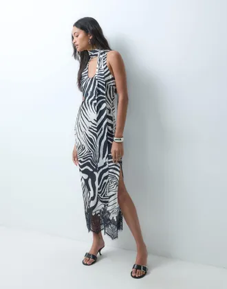 Asos Satin-Maxikleid in Column-Silhouette mit U-Ausschnitt, Spitzenbesatz und Schal im Zebra-Print-Multi