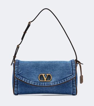 Valentino Garavani Schultertasche DeVain Small aus Denim