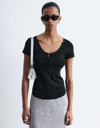 & Other Stories T-Shirt in Schwarz mit tiefem Ausschnitt und Schleifendetail
