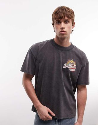 AllSaints Roque - Kurz&auml;rmliges T-Shirt in verwaschenem Schwarz mit Logo- und R&uuml;ckenprint