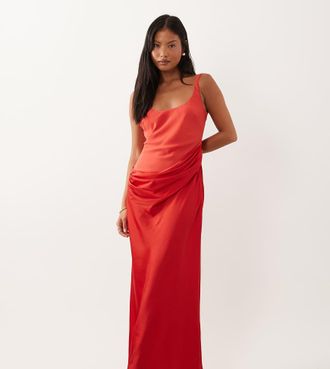Asos Petite ASOS DESIGN Petite - Robe longue &agrave; encolure tr&egrave;s d&eacute;gag&eacute;e avec jupe drap&eacute;e asym&eacute;trique superpos&eacute;e - Rouge
