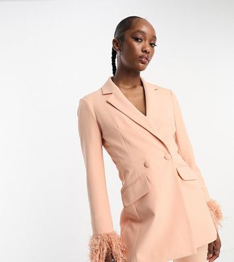 Asos Tall - Blazer style smoking cintr&eacute; &agrave; la taille avec poignets effrang&eacute;s - Apricot-Pas de couleur