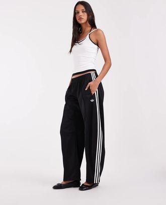 adidas Originals Firebird Trackhose mit Barrel-Leg in Schwarz