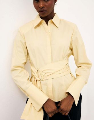 NA-KD chemise cintr&eacute;e avec d&eacute;tail ceinture jaune