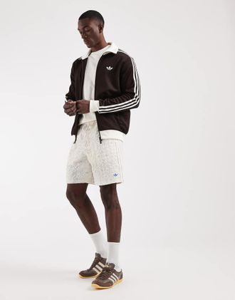 adidas Originals Resort - Short en cr&eacute;pon &agrave; imprim&eacute; fleuri - Blanc cass&eacute;