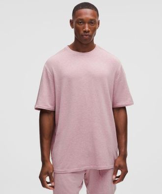 lululemon BeCalm Kurzarmshirt im Relaxed Fit für Männer - Größe XL in Heathered Deco Pink