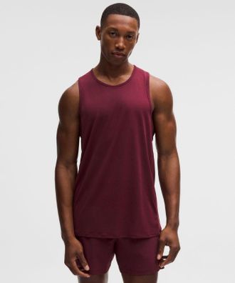 lululemon Fast and Free Tanktop mit perforierten Streifen f&uuml;r M&auml;nner - Gr&ouml;&szlig;e 2XL in Burgundy Bay