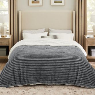 Bedsure Sherpa Decke Grau - Warme Dicke Kuscheldecke Flauschig, Sofadecke Couchdecke Winterdecke, Wohndecke 220x240 cm XXL Wohn- & Kuscheldecken