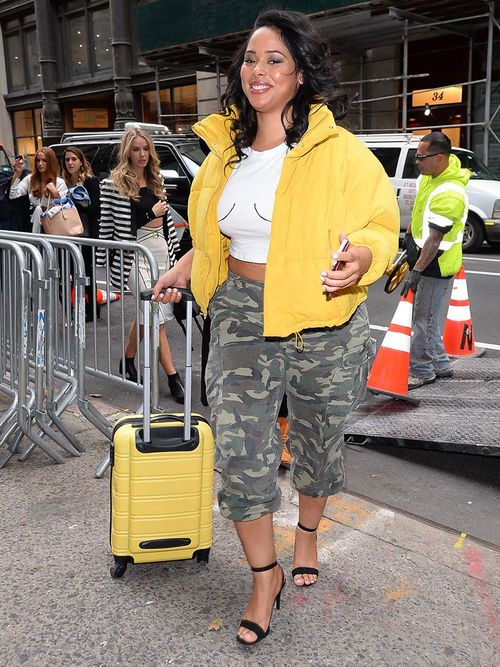 Tabria Majors en doudoune jaune à New York