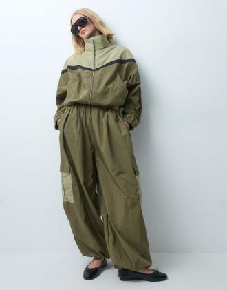 Asos Balloon-Hose mit technischen Details und Oversize-Cargotaschen-Multi