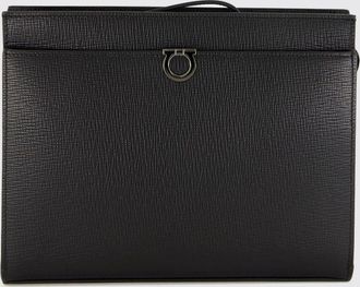 Ferragamo Dokumentenhalter aus Kalbsleder mit Gancini-Logo und Handgelenkschlaufe