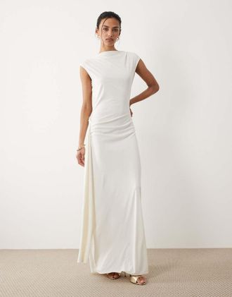 Mango &Auml;rmelloses Maxikleid in Wei&szlig; mit Wasserfall-R&uuml;ckenausschnitt und Spitzendetail-Neutral