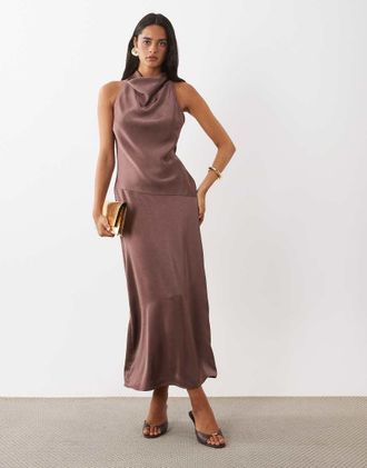 Asos robe midaxi &agrave; col b&eacute;nitier et dos nu en marron-Gris