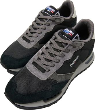 Blauer Sneaker