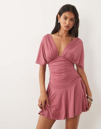 Motel Sunmi - Robe courte fronc&eacute;e &agrave; col V - Rose framboise