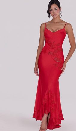 House of CB Anastelle - Robe longue en satin orn&eacute;e de perles &agrave; main - Rouge