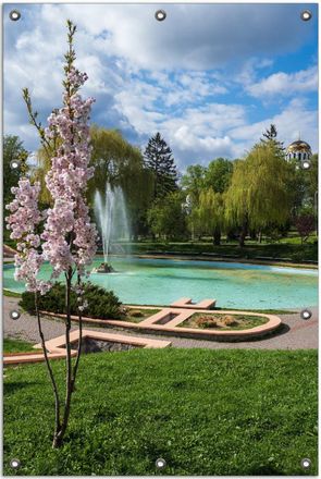 Wallario Outdoor-Poster f&uuml;r Garten oder Balkon Fr&uuml;hling im Stadtpark, Motivbanner Gr&ouml;&szlig;e: ca. 80 x 120 cm, Outdoor-Bild