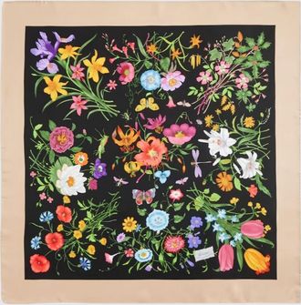 Gucci Quadratischer Schal aus reiner Seide mit Blumendruck und Kontrastlogo