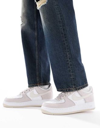 Nike Air Force 1 07 - Sneaker in Wei&szlig; und Creme-Grau