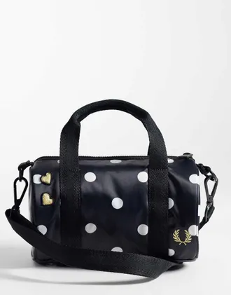 Fred Perry x Amy Winehouse Mini-Barrel-Bag mit Punkten in Schwarz