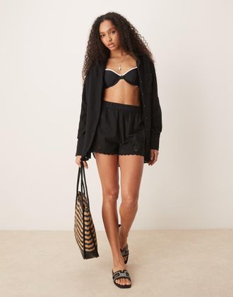 Asos Blake - Oversize-Strandhemd in Schwarz mit Lochstickerei