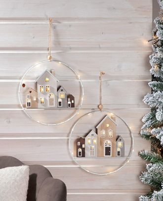 Gilde Deko H&auml;nger (LED), rund, H&auml;userreihe, Hausmotiv, Holz, Metall, braun, grauu D. 25 cm