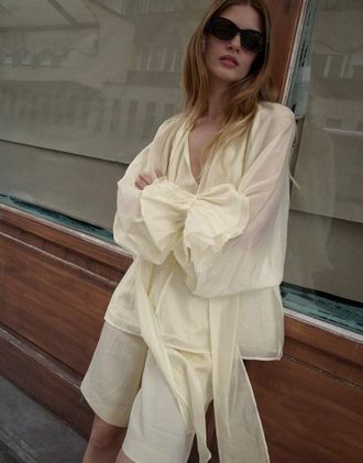 NA-KD blouse &agrave; volants avec d&eacute;tail &eacute;charpe cr&egrave;me-Blanc