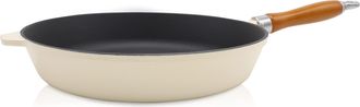 Krüger Krüger Gusseisenpfanne mit Holzgriff - emailliert - außen creme, innen schwarz matt - hohe Hitzebeständigkeit - sehr gute Wärmespeicherung -für alle H