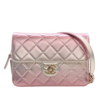 Chanel Sac bandouli&egrave;re matelass&eacute; en cuir dagneau m&eacute;tallis&eacute; Pre-owned - Femme - Pre-owned - Rose - Taille: ONE Size