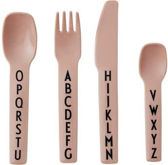 DESIGN LETTERS Eat & Learn Tritan Besteck für Baby und Kinder, 4 stck. (Nude) - BPA-frei, BPS-frei und EA-frei, mit A-Z-Alphabet-Druck, Drop-safe, spülmaschinenfest
